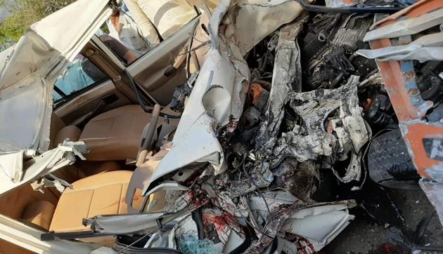 Two Pune residents dead as truck crashes into SUV in Ahmednagar ...