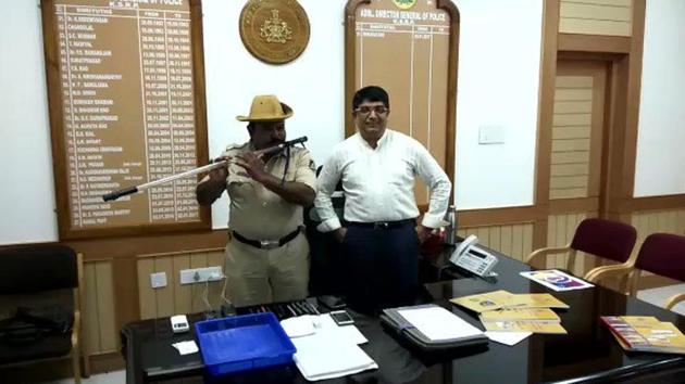 Karnataka cop transforms his lathi into a flute, video goes viral ...