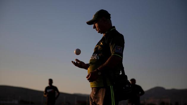 Photos: Pakistan’s street cricketers bring game to life in Greece ...