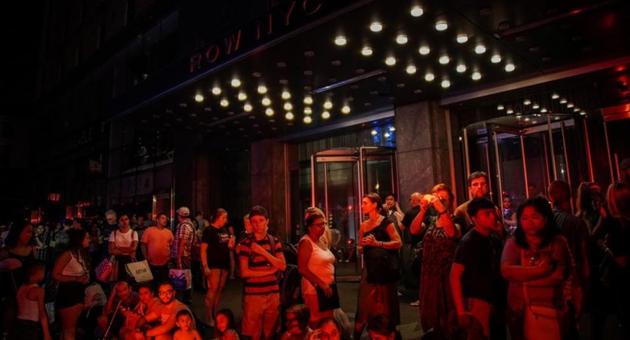 Manhattan Plunged Into Darkness Utility Says Restoring Power World