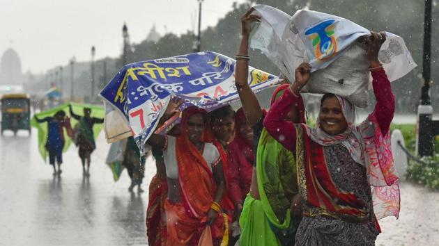 Rains lash parts of Delhi, temperature dips to 27 degrees| India News