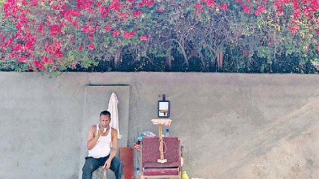 Delhiwale: Capital’s most picturesque barber stall - on a pavement ...