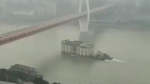 Video of five-storey ‘building’ floating across China river amuses ...