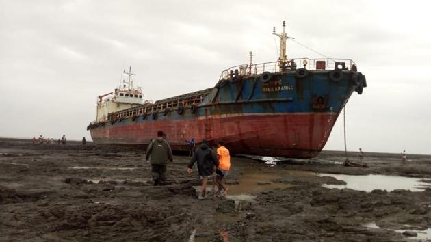 Merchant navy ship beaches in Maharashtra’s Varor coast in rough ...