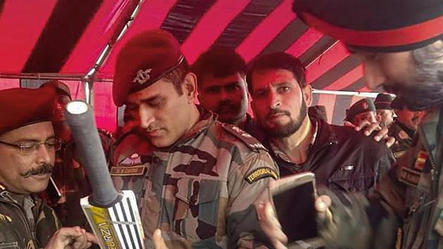 MS Dhoni spotted playing volleyball with his army battalion, watch ...