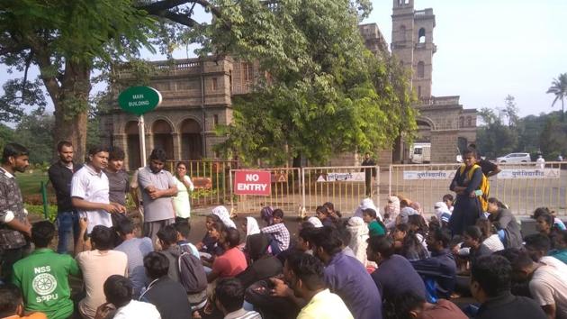 Students protest ‘earn and learn’ scheme at SPPU | Hindustan Times