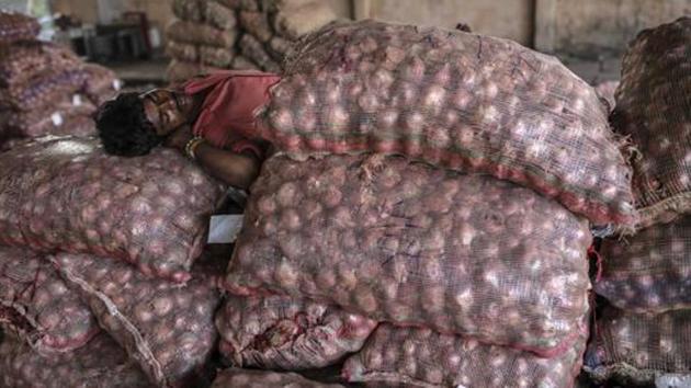 Thieves decamp with sacks of onions in Talegaon Dabhade | Hindustan Times