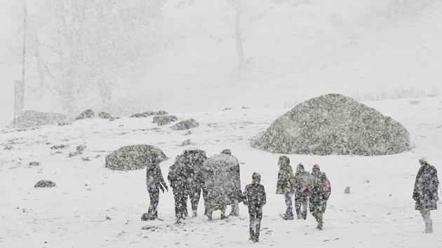 Kashmir Valley witnesses season’s first snowfall, Mughal Road closed ...