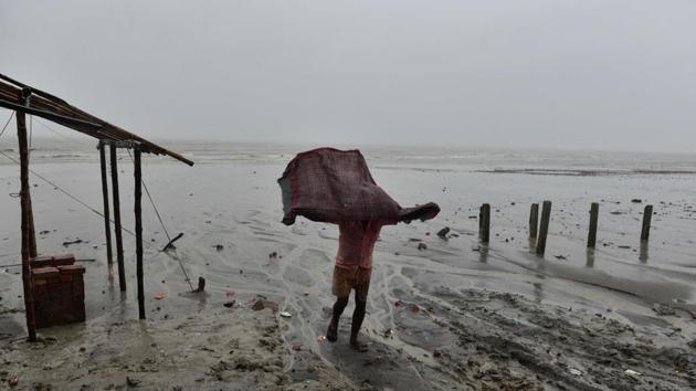 Hundreds of thousands evacuated as cyclone Bulbul hits Bangladesh ...
