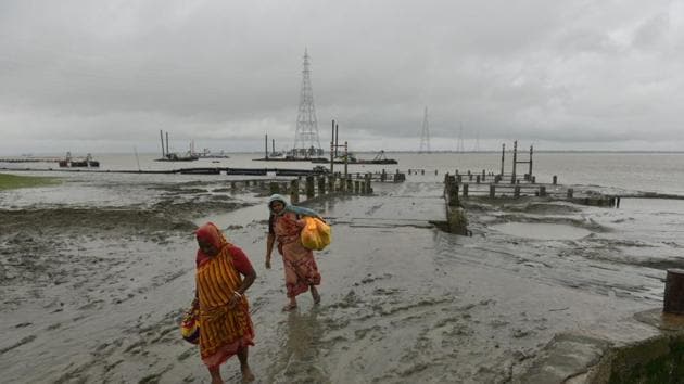 Cyclone Bulbul lashes Bangladesh, killing fisherman and homemaker ...