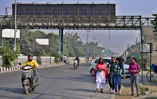 Hurdle in elevated road project: Foot overbridge near Govt Girls ...