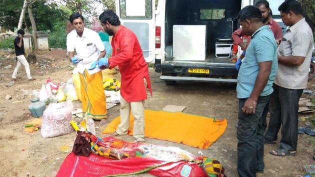 Dignity to the dead: This Tamil Nadu man performs funerals for ...