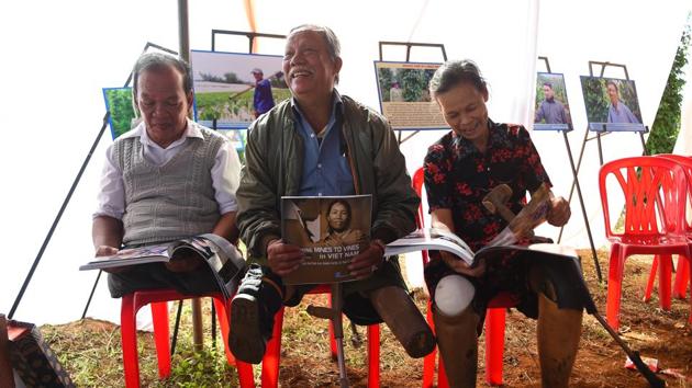 Photos: Vietnamese women clear countryside of war-era mines | Hindustan ...