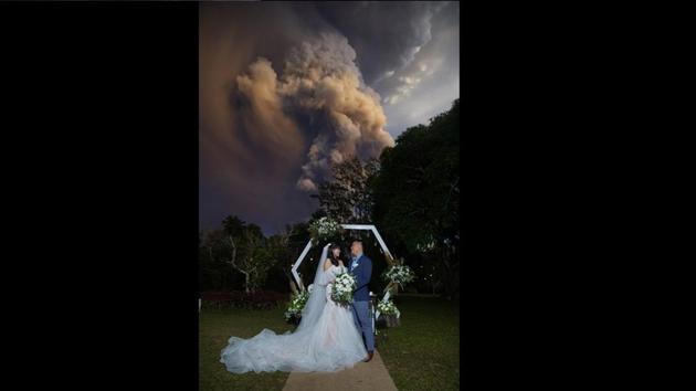 Couple says ‘I do’ as volcano erupts behind them. Pics take Internet by ...