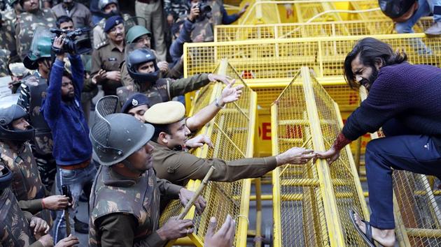 Photos: Jamia erupts after shooting at CAA protest | Hindustan Times Photos: Jamia erupts after shooting at CAA protest | Hindustan Times
