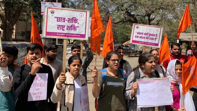 ABVP protests at SNDT, Pune against negligent stewardship of exam dept ...