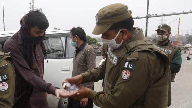 Pakistan Covid-19 positive cases rise to 1000, but PM Imran won’t ...