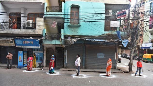 Photos: Social distancing, rush for supplies on day one of lockdown ...