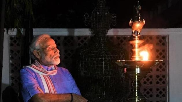 PM Modi joins country, lights lamp to mark fight against coronavirus ...