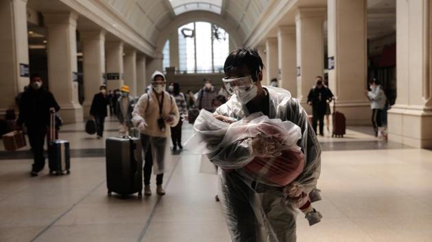 Photos: Emotional scenes from Wuhan as 76-day lockdown ends | Hindustan ...