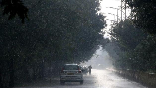 Dust storm, rain lash Noida, brings down temperature | Hindustan Times