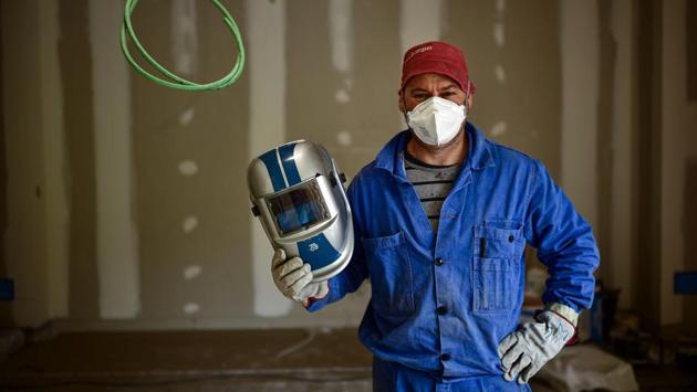 Photos: Spanish workers keep the country going under lockdown ...