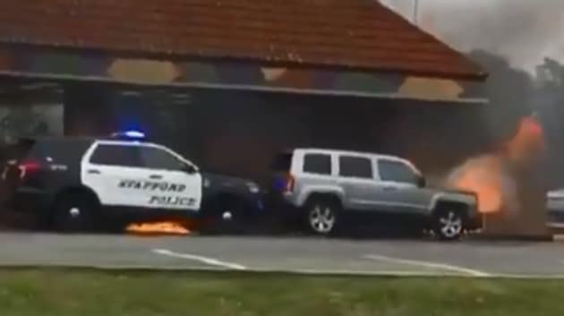 Cop moves vehicle on fire with using own car, saves the day. Watch ...