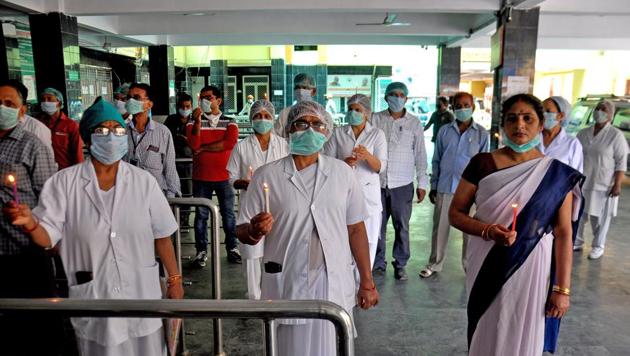 Lucknow hospital employees protest against govt proposal | Hindustan Times