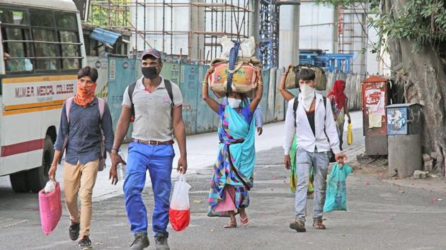 Migrant workers leave for native places on foot | Hindustan Times