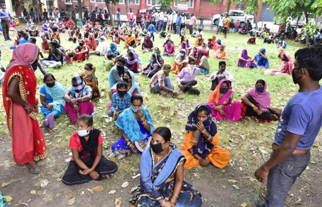 Stranded migrant workers stage protest outside DC’s office in Amritsar ...