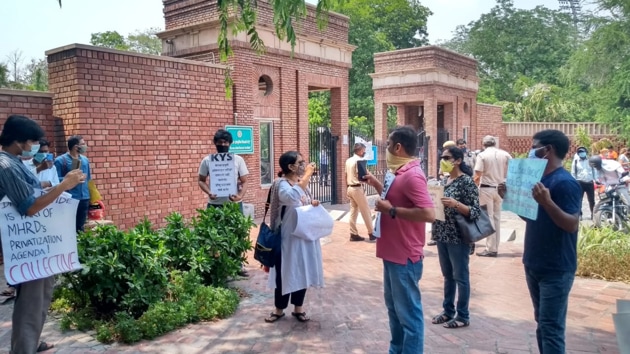 8 DU students, teachers detained during protest against open book exams ...