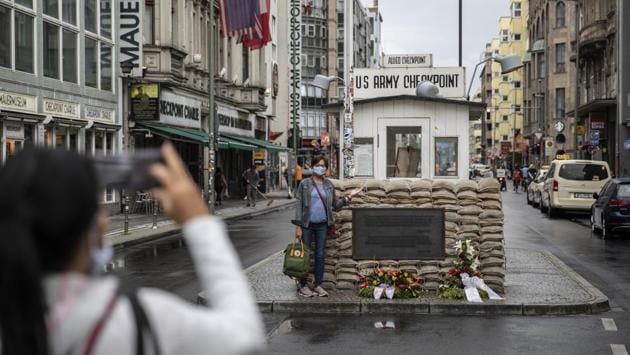 Photos: 30 years since the removal of Checkpoint Charlie in Germany ...