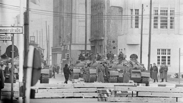 Photos: 30 years since the removal of Checkpoint Charlie in Germany ...
