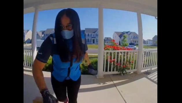 Amazon Delivery Woman Follows Hilarious Request While Dropping Off Package Now Shes Viral