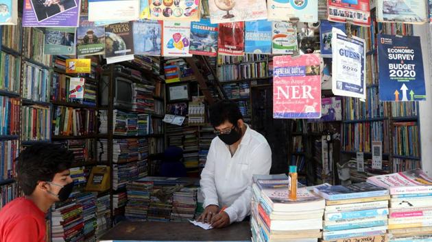Fire breaks out at stationery shop, printing press in Noida | Hindustan ...