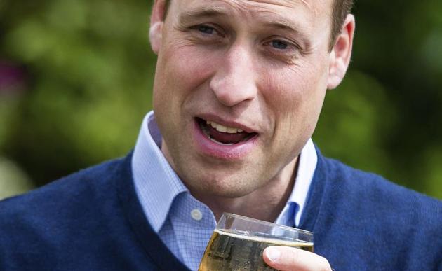 Photos: Prince William grabs a pint on Super Saturday ahead of UK ...