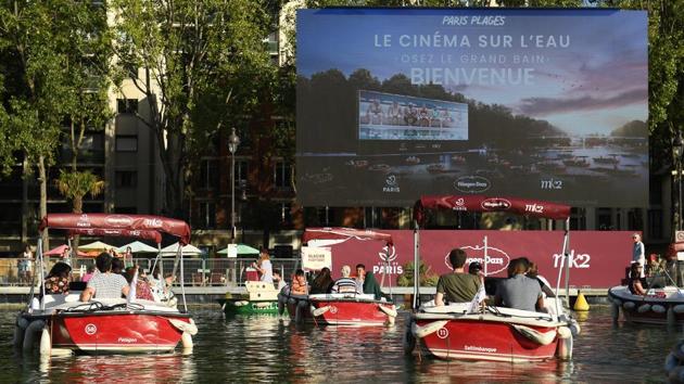Photos: Parisians unwind as the Seine hosts an open-air cinema ...