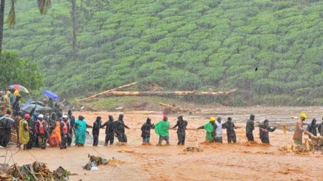 Massive landslide in Kerala where 80 tea estate workers were staying; 4 ...