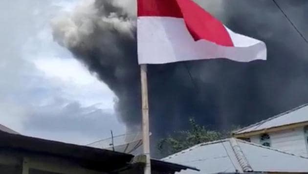 Indonesia’s Sinabung volcano erupts, sending column of ash 5,000 m into ...