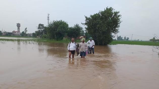 Markanda river in spate, water enters Kurukshetra villages - Hindustan ...