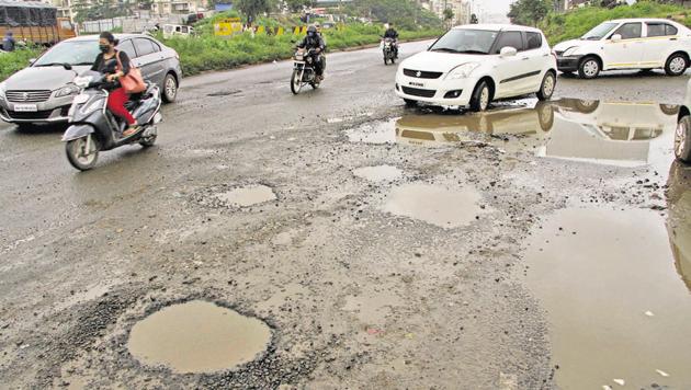 Busiest highway passing through Pune riddled with problems - Hindustan ...