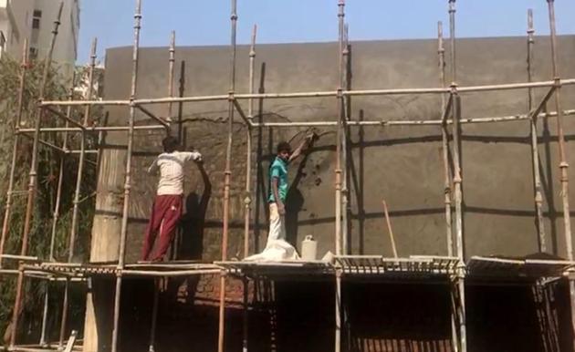 Zirakpur builder encroaches upon road to erect sales office | Hindustan ...