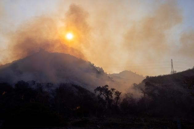 Firefighters move in on southern California blaze as wind gusts seen ...