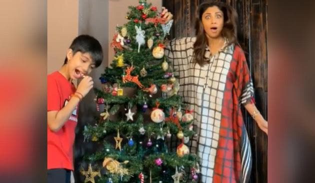 Shilpa Shetty’s son Viaan sneakily eats candy cane as they decorate ...