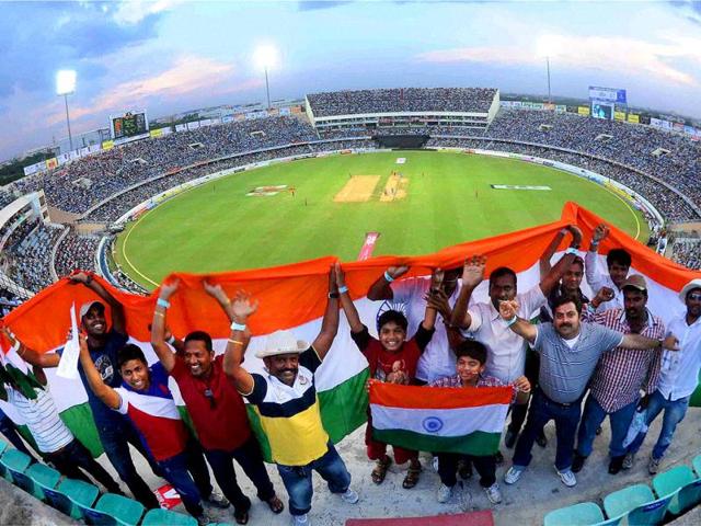 Frenzy at India-Australia cricket match - Hindustan Times