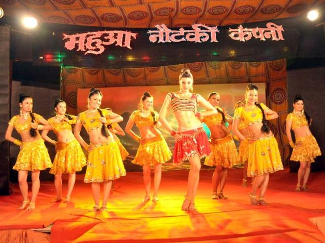 Giselli Monteiro turns item girl | Hindustan Times