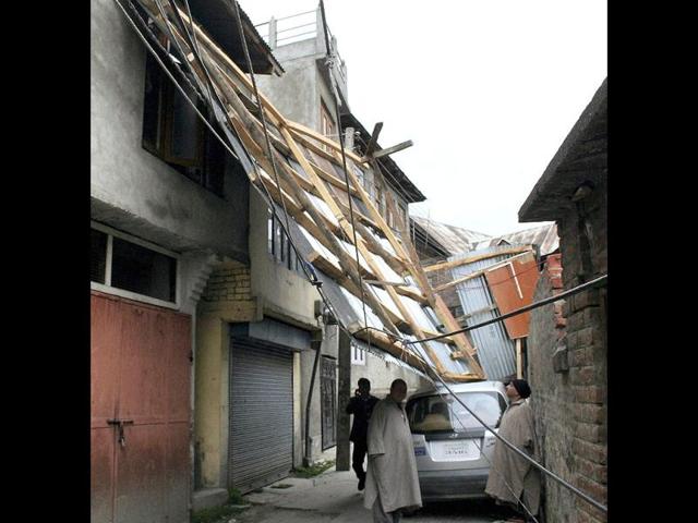 Winds rage in Kashmir | Hindustan Times