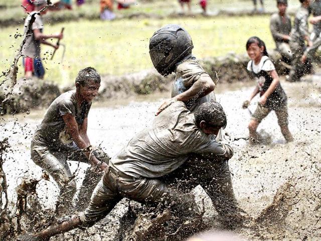 Fun at the sowing field | Hindustan Times