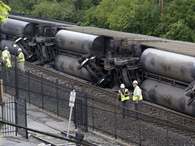 Freight train overturns in US | Hindustan Times