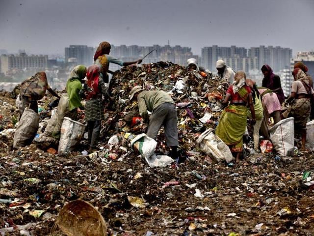 The stinking heaps of Ghazipur landfill site | Hindustan Times